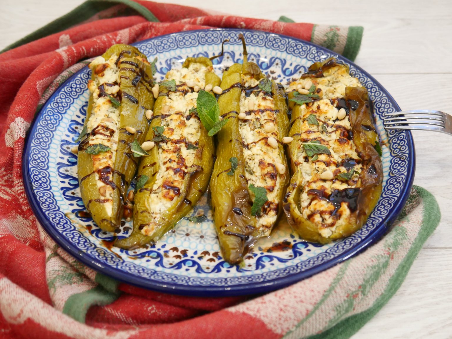 PIPERIES GEMISTES ME FETA : Poivrons farcis à la feta - CUISINE A LA ...