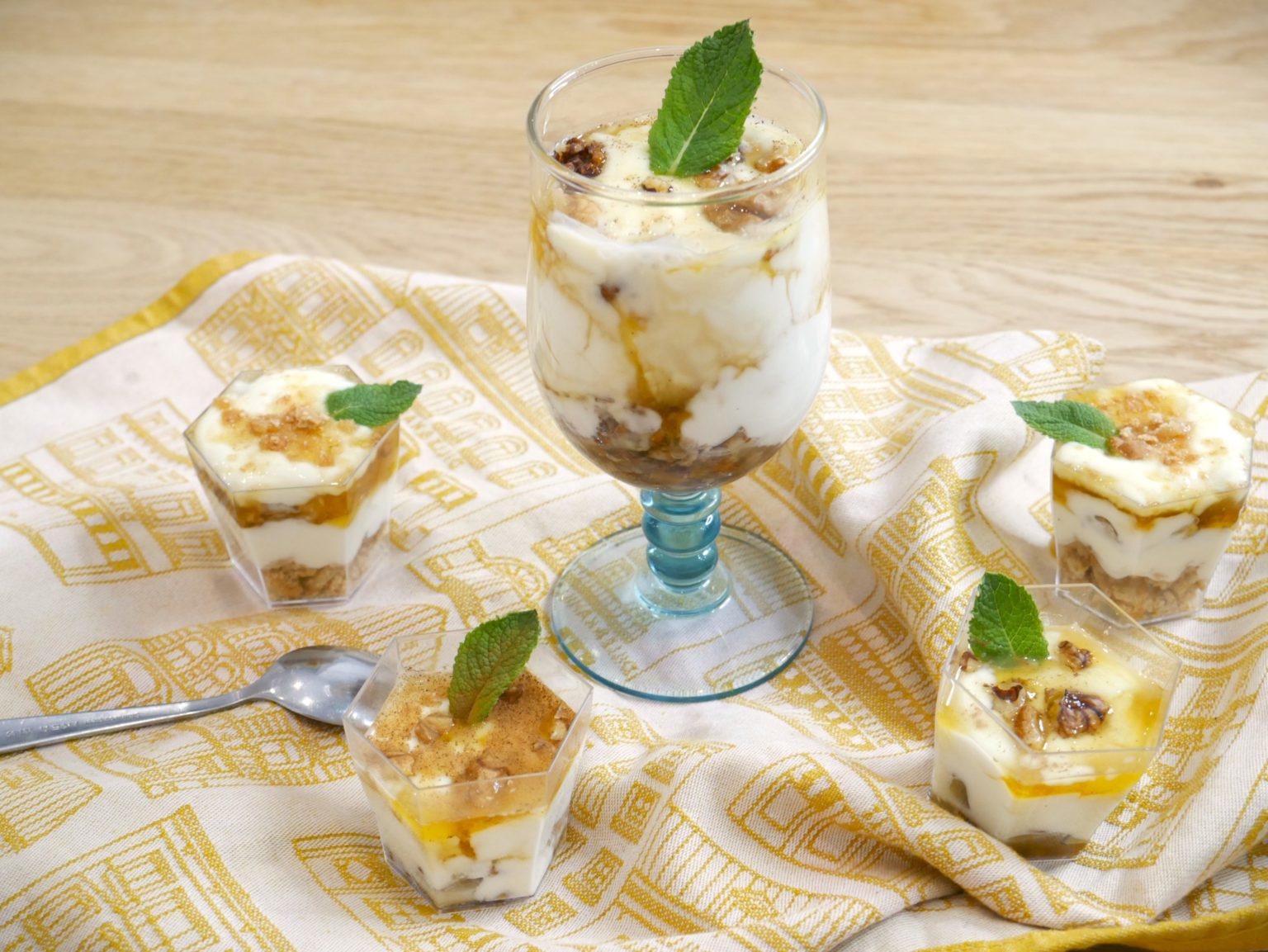 YAOURT GREC MIEL ET NOIX – Recette traditionnelle grecque et variations ...